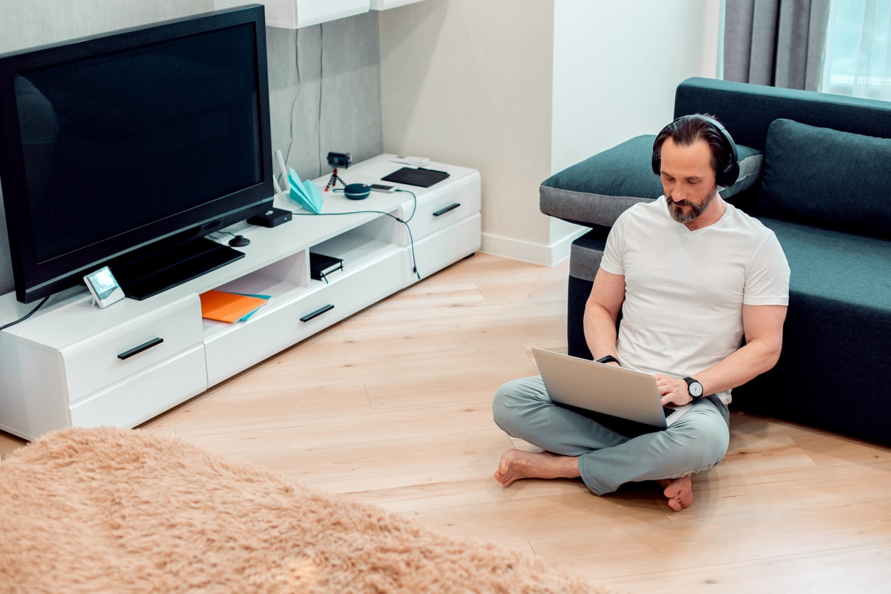 Comment aménager un salon high-tech