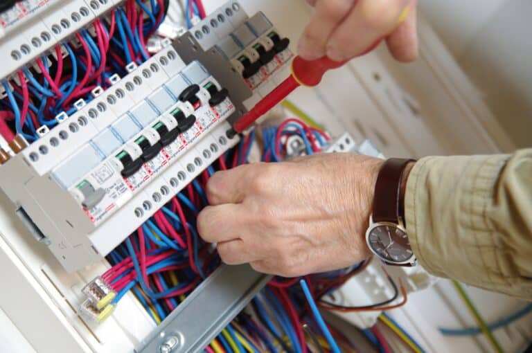 Comment savoir si votre installation électrique est aux normes